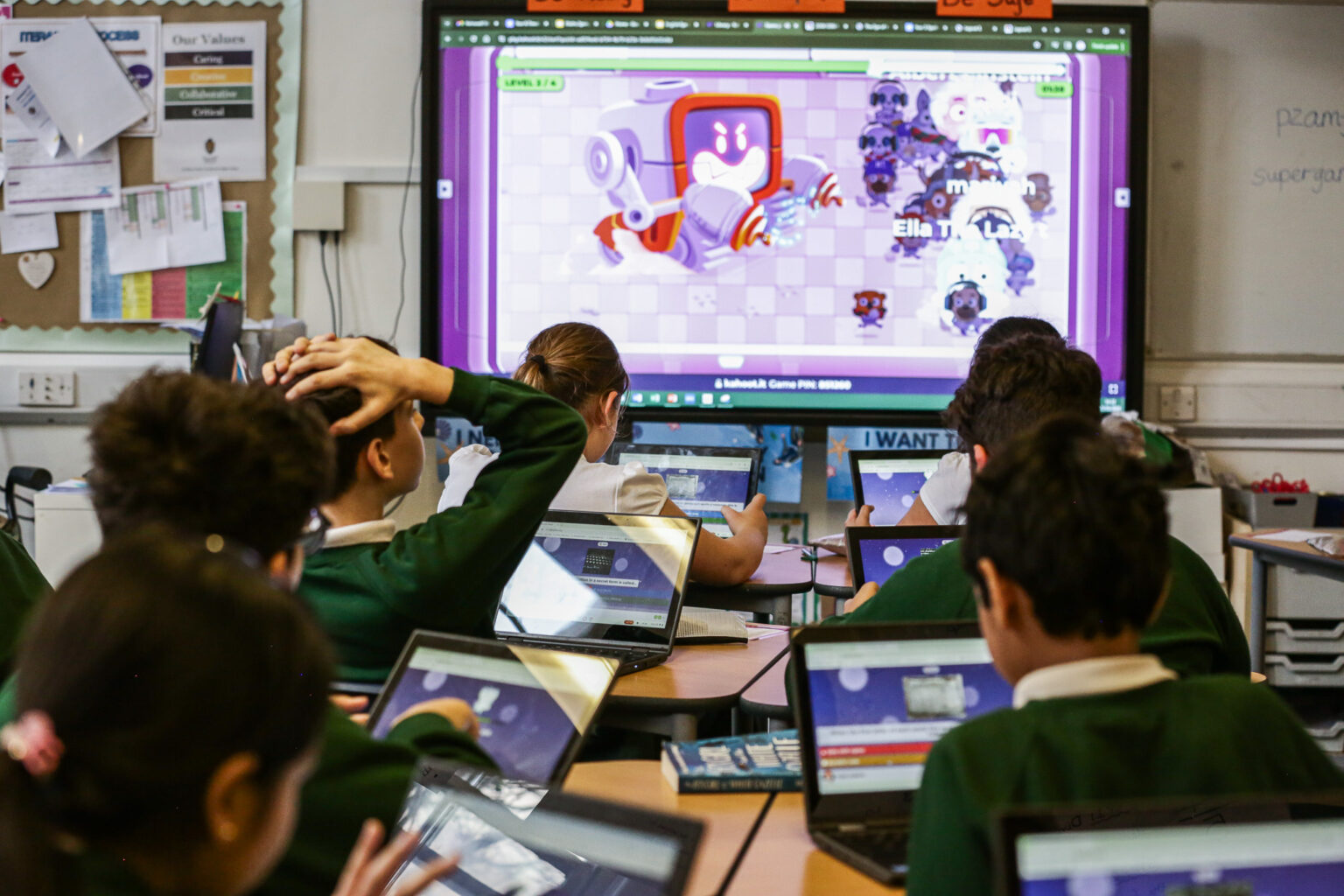 Kahoot! | Teacher Takeover: All new Robot Run game mode experience